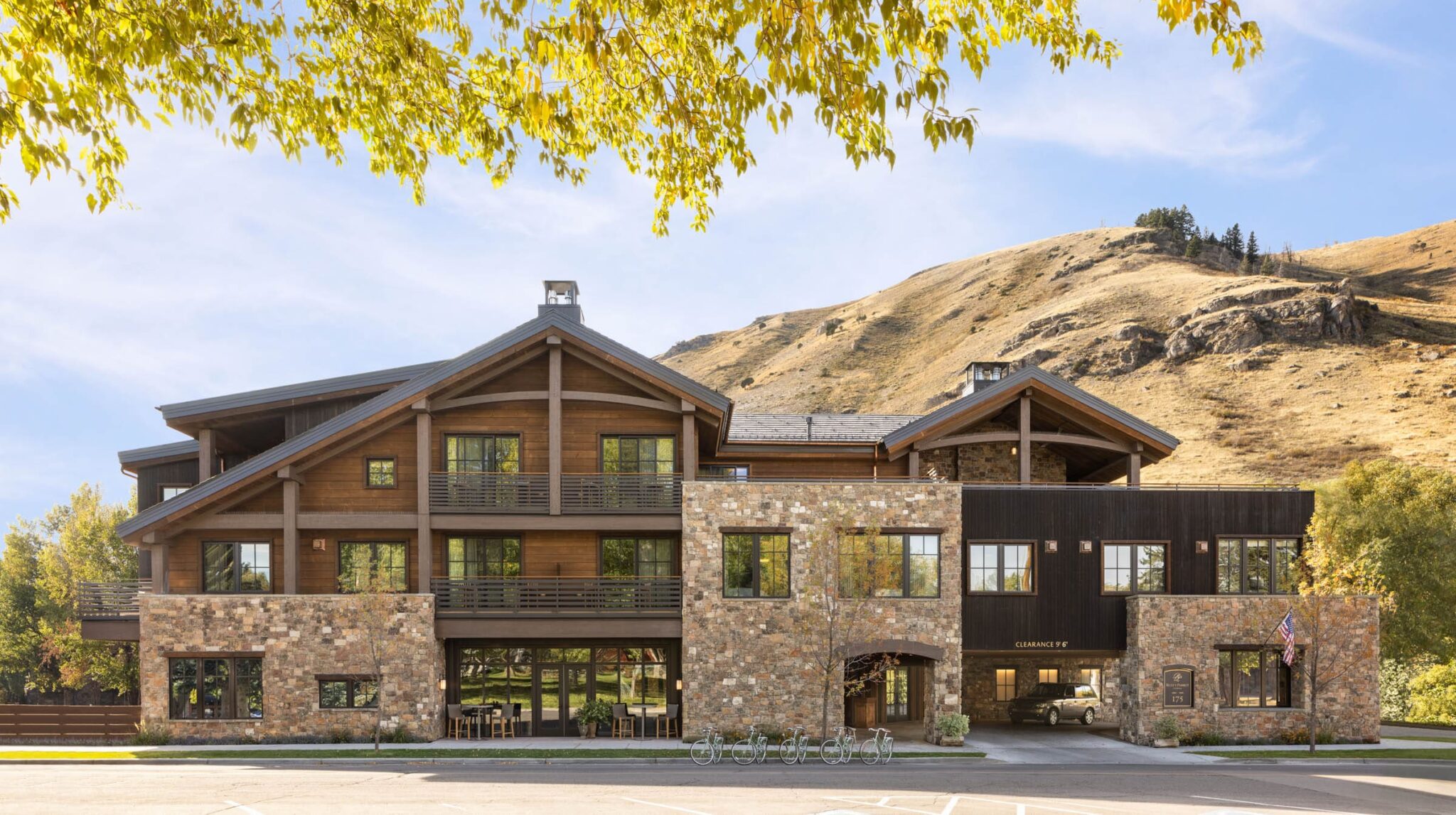 Rowland+Broughton's Jackson Hole project Rusty Parrot receives award.